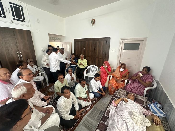 People of the society are reaching to have darshan of Santhara Sadhika ...