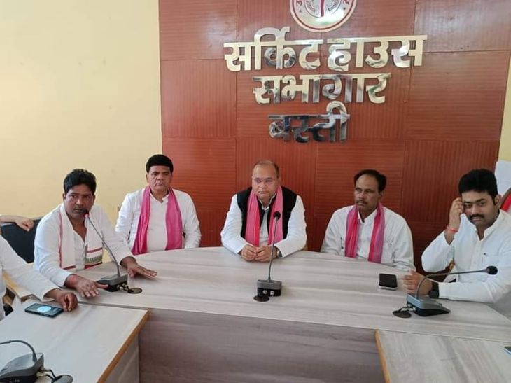 SP delegate met Mohit's family in Basti | बस्ती में सपा डेलीगेट मोहित ...