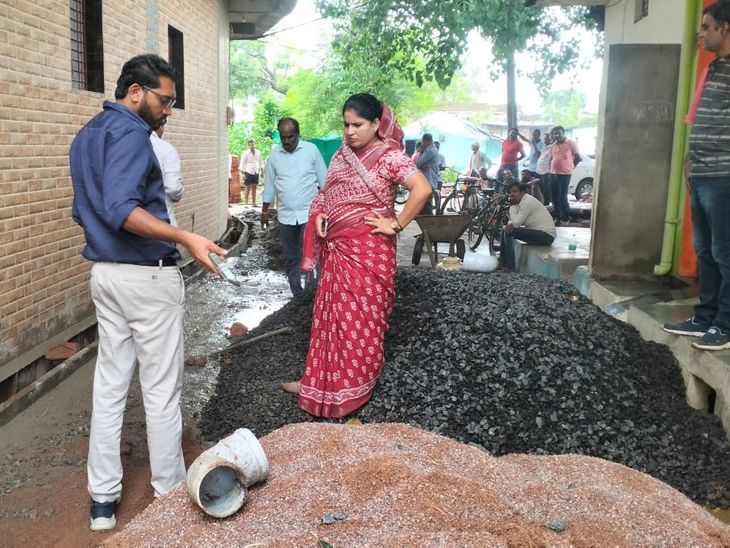 Work was going on in poor quality in Pathak Ward | पाठक वार्ड में ...