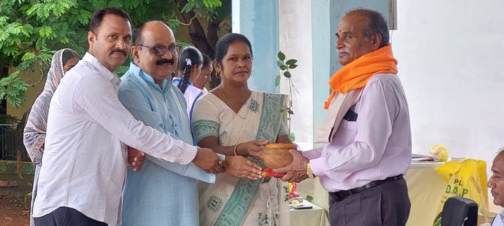 Guru Purnima festival celebrated in Kharora | खरोरा में मनाया गुरु ...