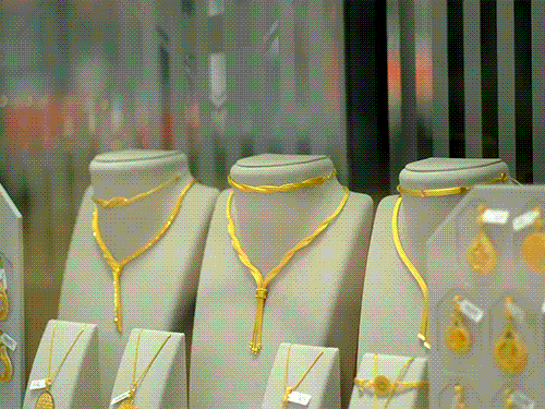 Gold became cheaper by ₹5,000 after tax reduction