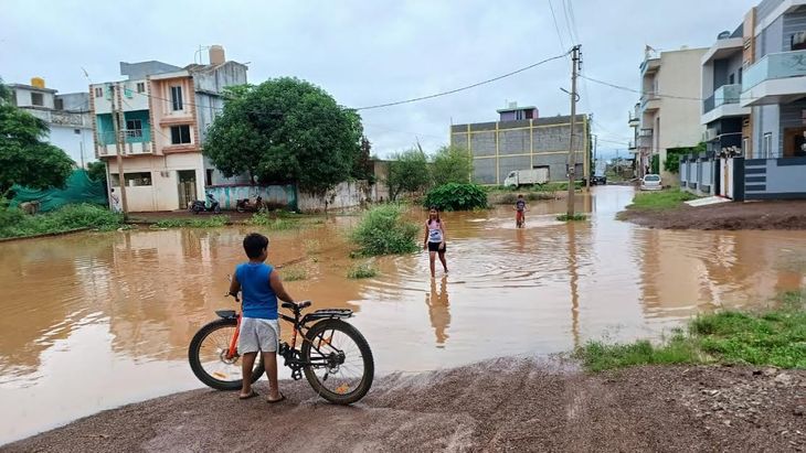 There is no drainage facility in the illegal colony, houses surrounded ...