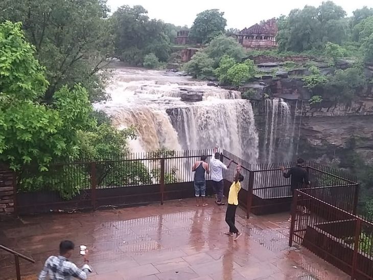 Water came in Menal waterfall | मेनाल के झरने में आया पानी: बड़ी संख्या ...