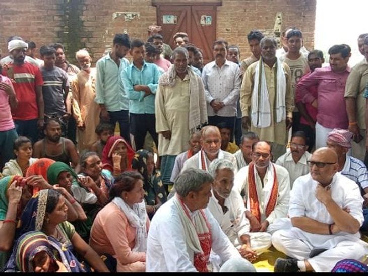 Ajay Rai reached among the farmers in Manapur | मानापुर में किसानों के ...