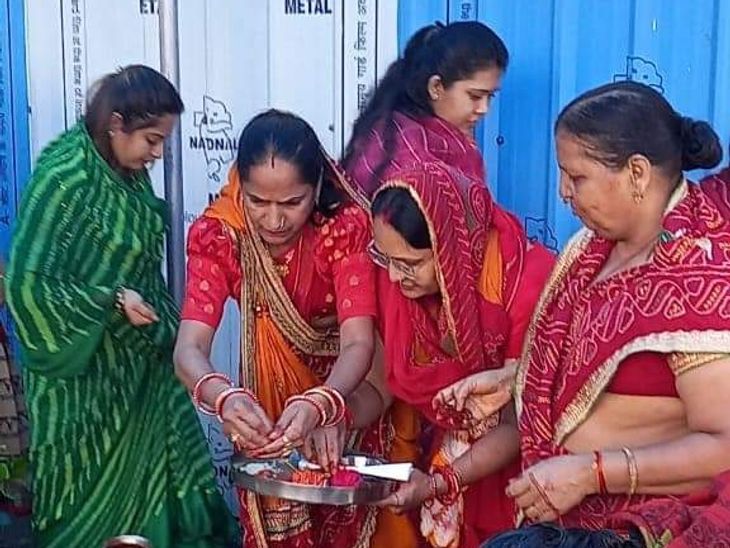 Women of Vaishya and Agrawal community celebrated Nag Panchami | वैश्य और अग्रवाल समाज की ...