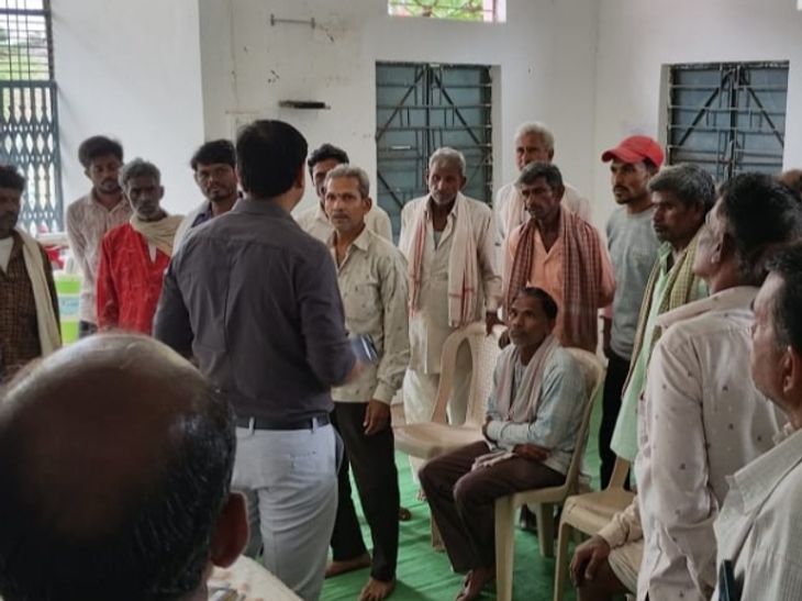 SDM Rahul Gupta visited the Gram Panchayats in Manawar | राजस्‍व महा ...