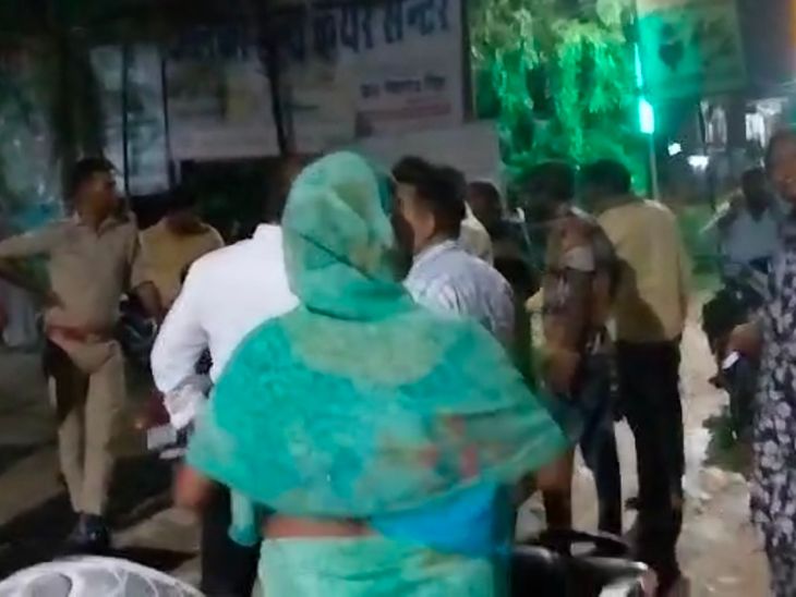 Doctors and staff beat up attendants in Bijnor, VIDEO | बिजनौर में डॉक्टर और स्टाफ ने तीमारदारों ...