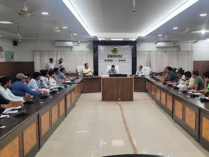 Hathras DM reviewed the work being done | हाथरस DM ने कराए जा रहे ...