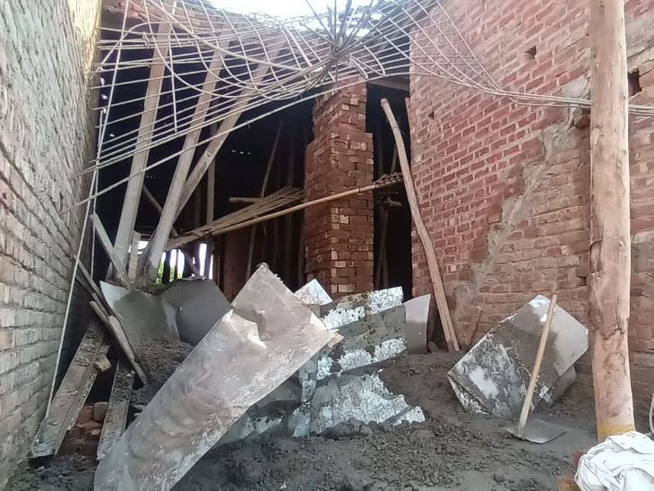 roof pole fell while laying the lintel in Sambhal | संभल में लिंटर ...