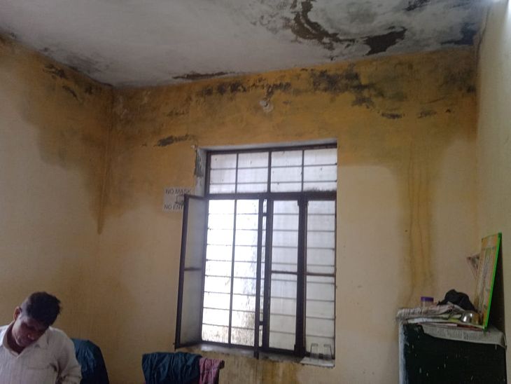 The Ayurvedic hospital of Banskhoh itself is sick, the roof is ...