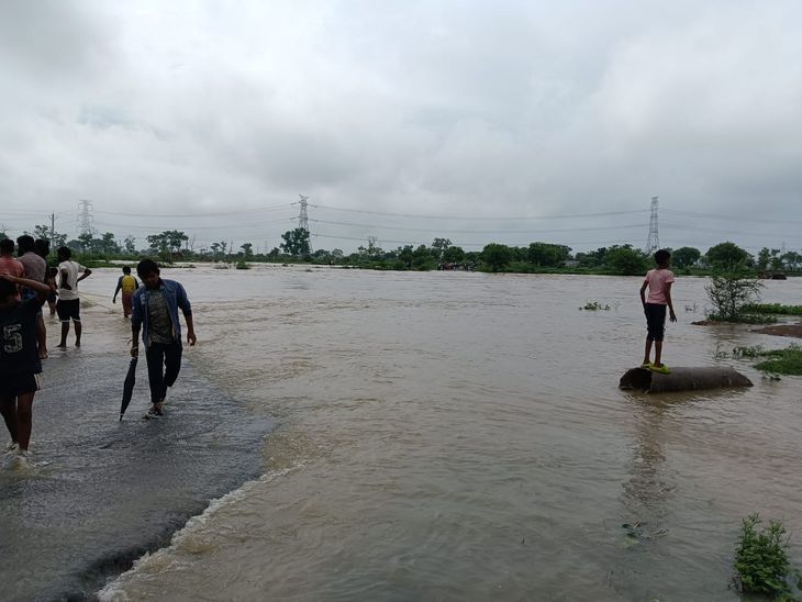 The entire area was cut off due to floods in Banjari and Jamuniya ...