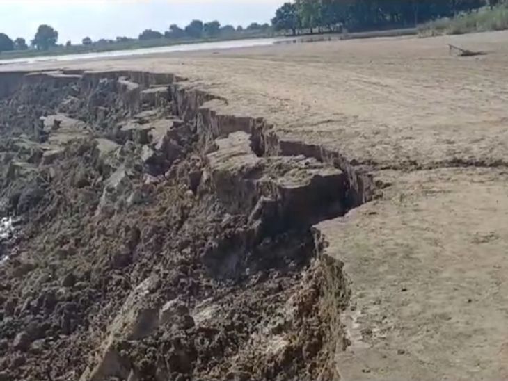 The existence of Kanhe Kusum village is in danger due to river erosion ...