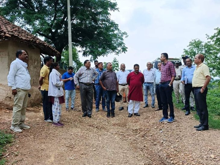 District Panchayat CEO visited Demha village | जिला पंचायत CEO ने किया ...