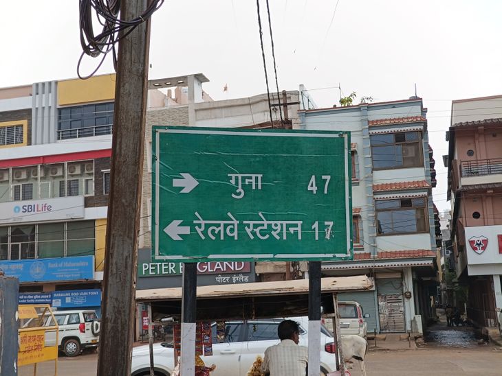 Kilometer board installed at Sen crossing | सेन चिराहे पर लगाया ...