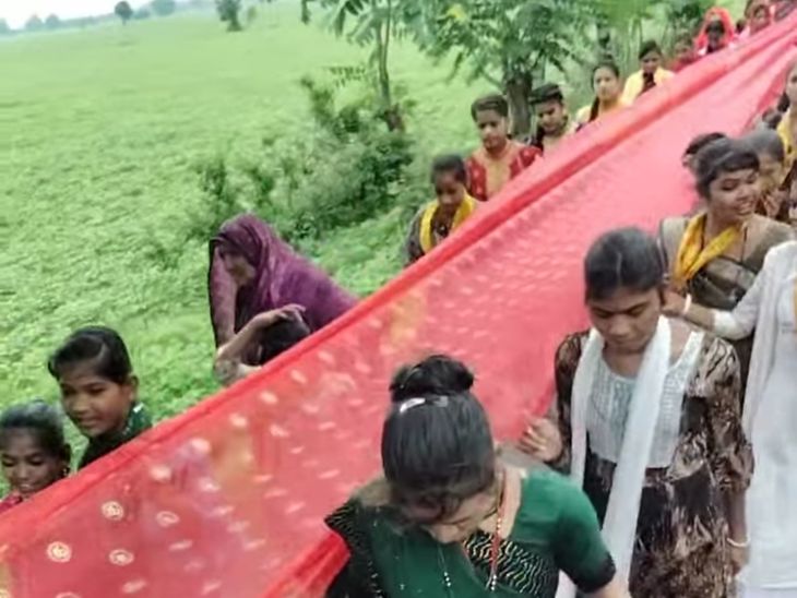 Chunri Yatra taken out in village Kudka | ग्राम खेड़ा में निकाली चुनरी ...