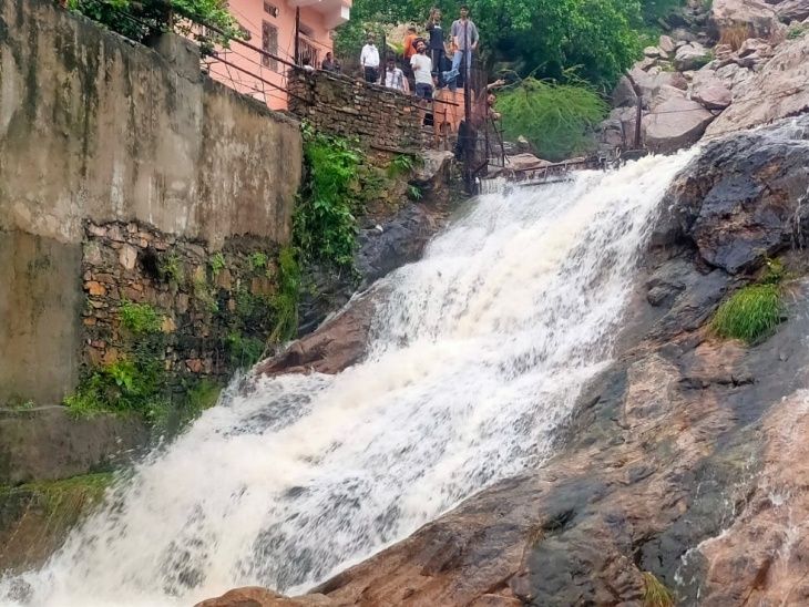 Rain water came into the natural spring of Maleshwar Dham | मालेश्वर ...