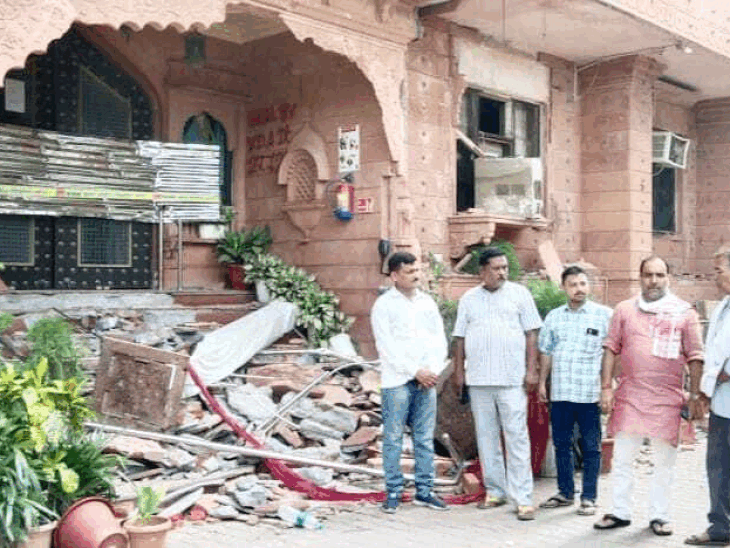 Congress leaders reached Banaras Kothi and met the victim's family ...
