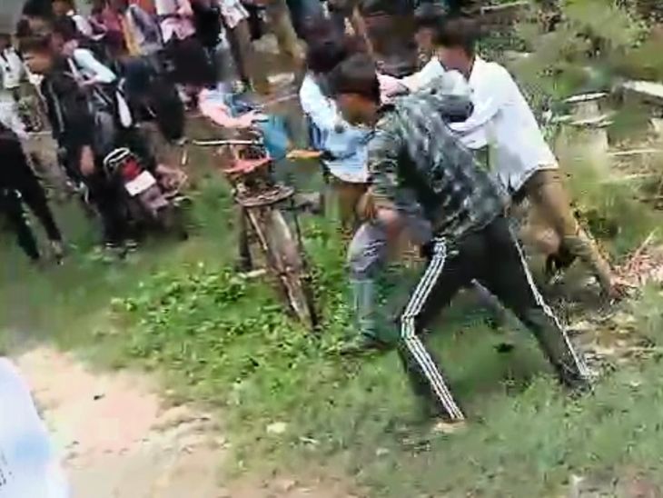 Fight between two groups of school students in Firozabad, VIDEO ...