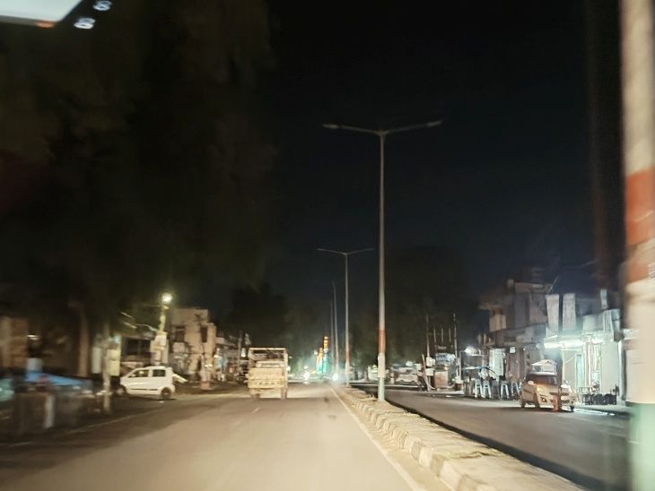 Road lights on the divider are not working, darkness prevails on the ...