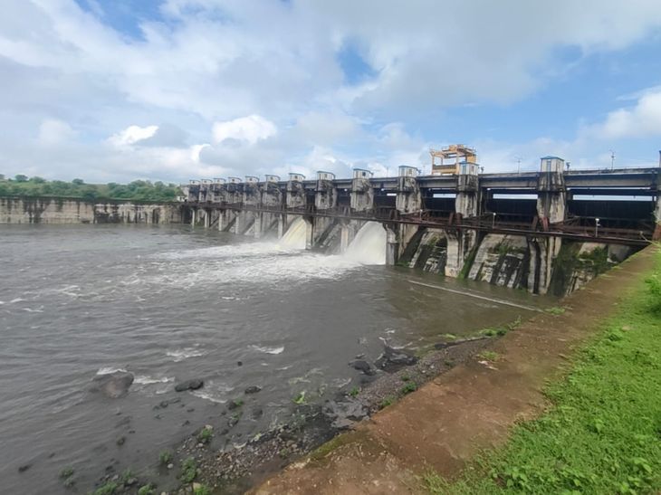 Continuous rain increased the water level of the dams, two gates of ...