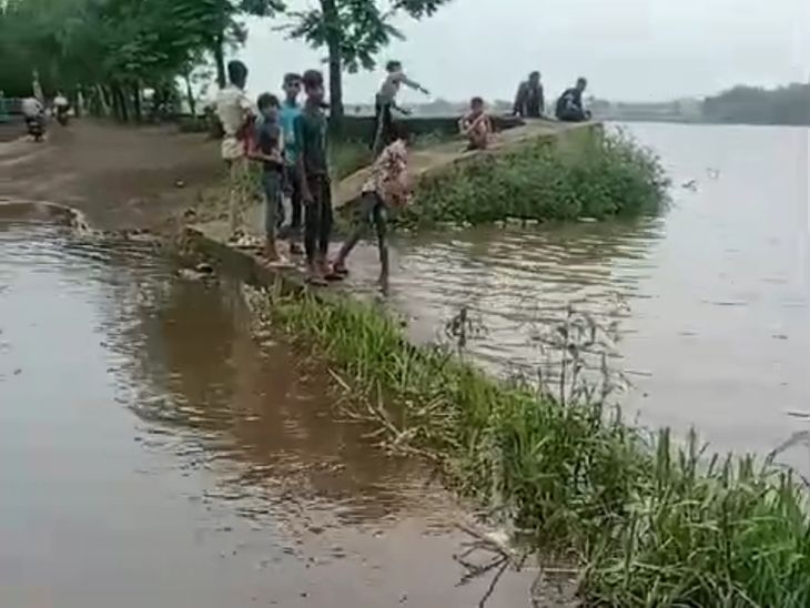 Agar's Moti Sagar pond overflows | आगर का मोतीसागर तालाब ओवरफ्लो: नाके ...