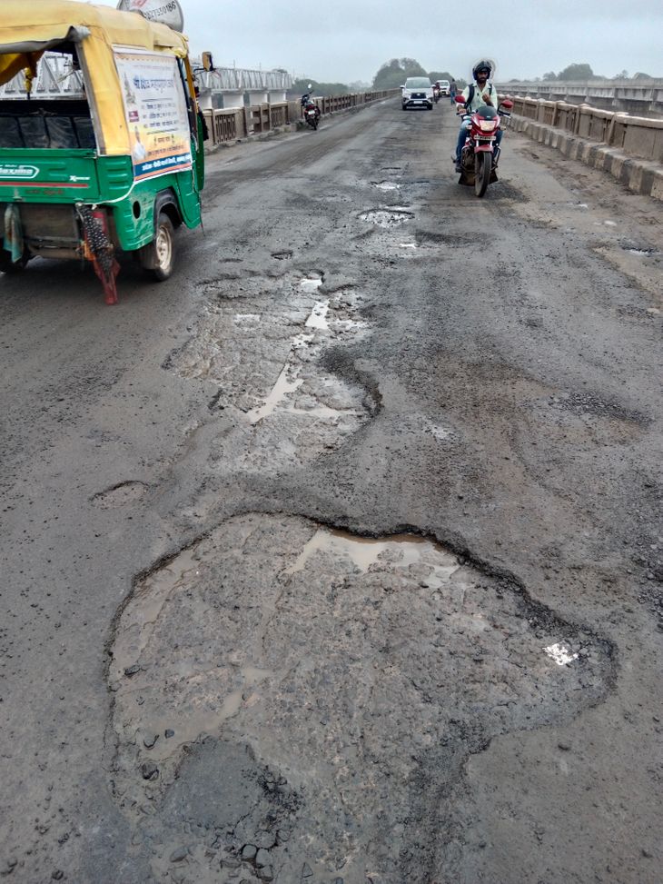 Solder cut on NH 69, traffic affected due to potholes on Narmada and Tawa bridges | एनएच 69 पर ...