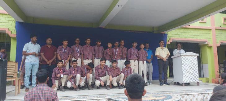 Students of DAV Sherghati hoisted the flag in the sports meet ...
