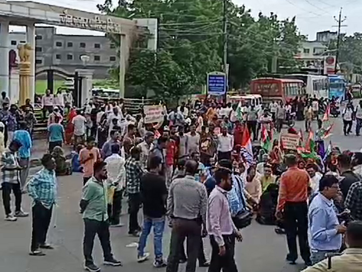 Congress party gheraoed the municipal corporation and blocked the road