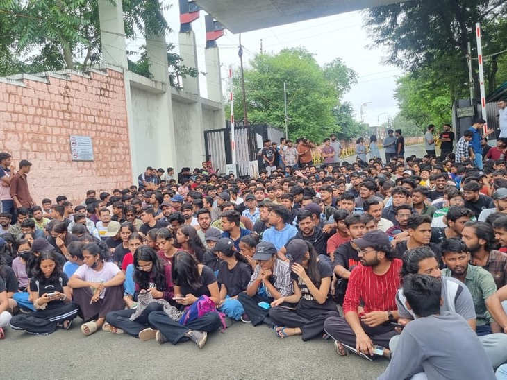 Students' protest continues for the second day at MANIT gate | मैनिट ...