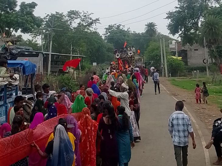 Chunri Yatra started from Bamorishala | बामौरीशाला से निकली चुनरी ...