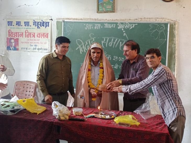 The staff honoured Mohan Singh Chauhan and bid him farewell from the school