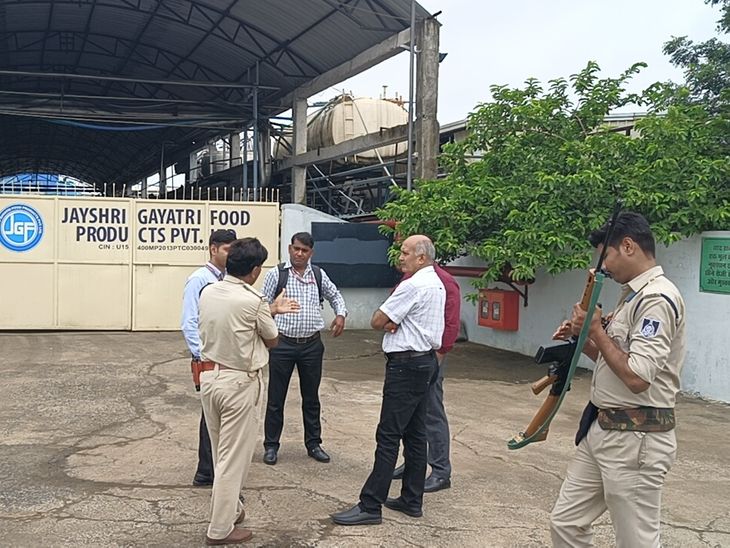 EOW raids on Paneer factory in Pipaliyamira | सीहोर में पनीर फैक्ट्री ...