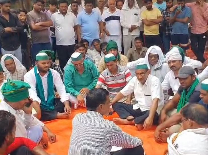 Villagers gheraoed the electricity substation in Gautam Budh Nagar ...