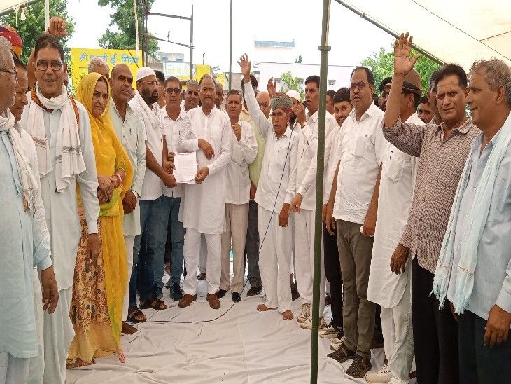 Congress workers gheraoed the SDM office