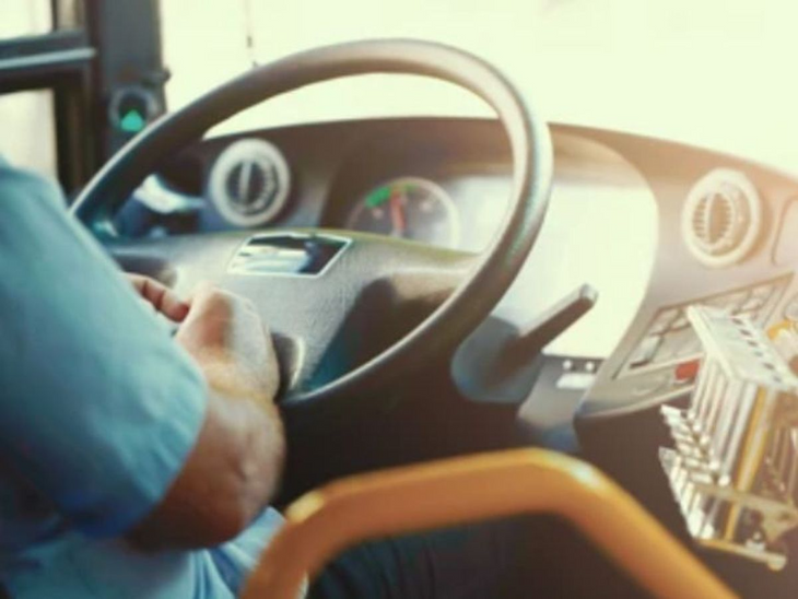 The driver got a heart attack in a moving bus, stopped the speeding bus ...