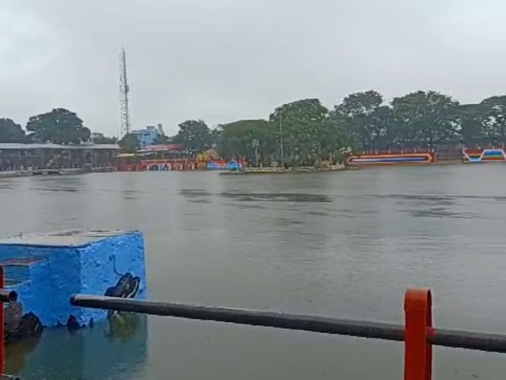 Tapti temple filled with lake water | ताप्ती मंदिर में भरा सरोवर का ...