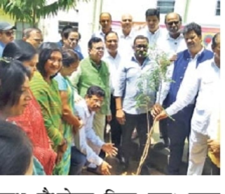 Vaish Federation planted trees in the hospital | वैश्य फैडरेशन ने ...