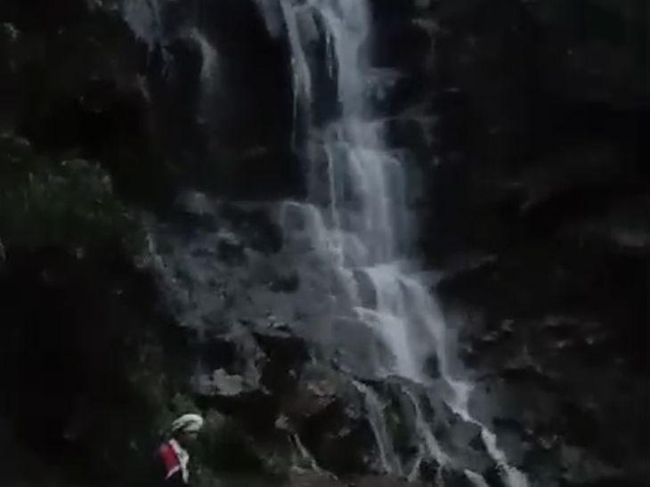 Foot slipped from the waterfall, fell 70 meters down and died | झरने से ...