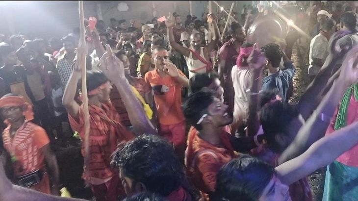 A huge crowd of people showed their faith, a huge crowd gathered to ...