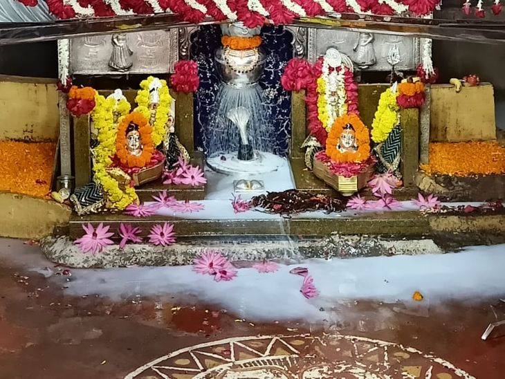 Sahastradhara Abhishek of Baba Bateshwar with 2100 liters of milk