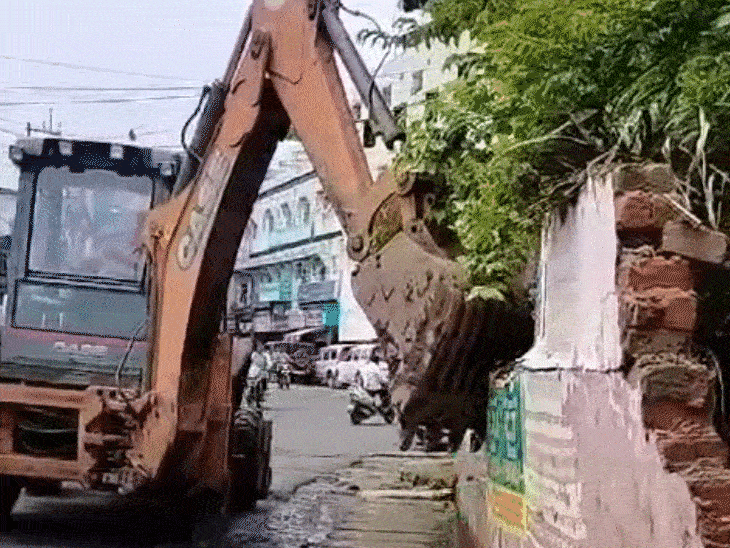22 feet high wall is inviting accidents | हमीदिया गर्ल्स स्कूल की दीवार ...