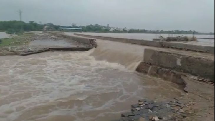 Kalka Mata Anicut broke, villages and fields filled with water | कालका ...