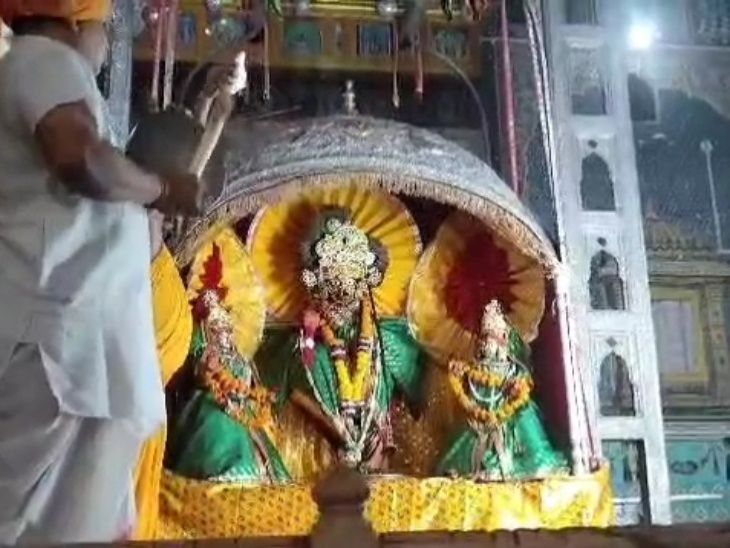 Madan Mohan ji swings in a silver swing Karauli Rajasthan | चांदी के ...