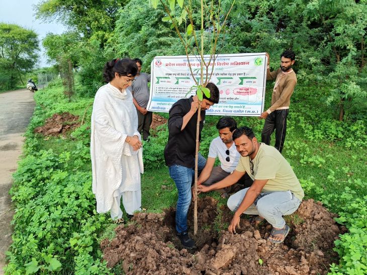Additional Sessions Judge planted trees in Muktidham | अपर सत्र ...