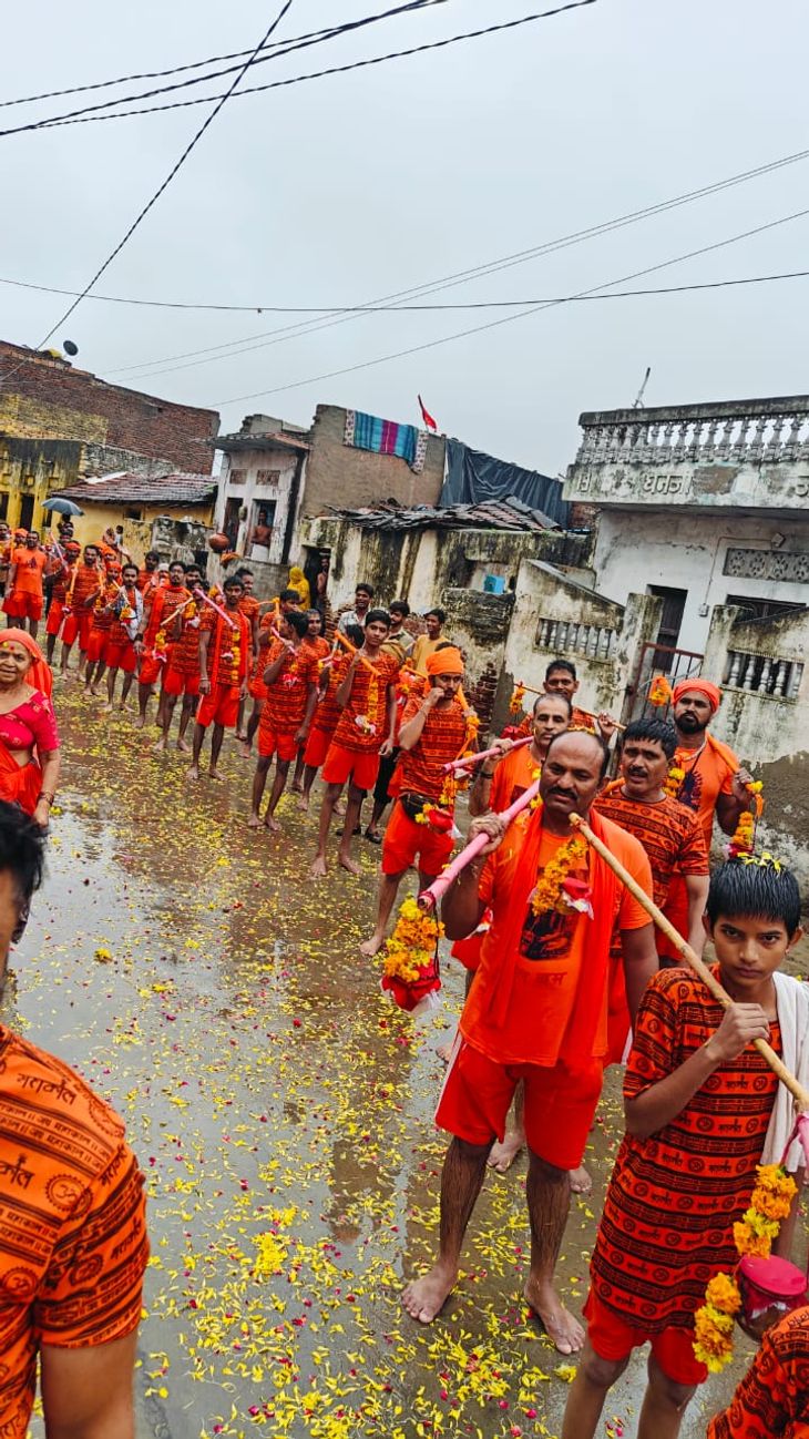 Kavad Yatra reached Siyat village with the chanting of Har Har Mahadev ...