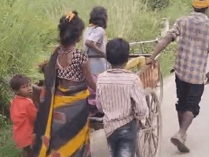 uttar pradesh Prayagraj young man thela chc handiya | युवक को इलाज के ...