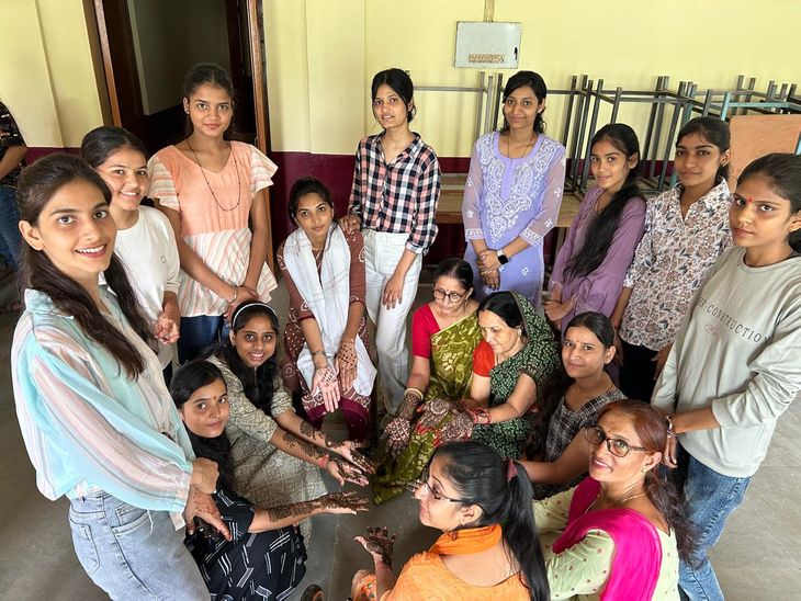 Mehak came first and Sania came second in Mehndi competition | मेहंदी ...