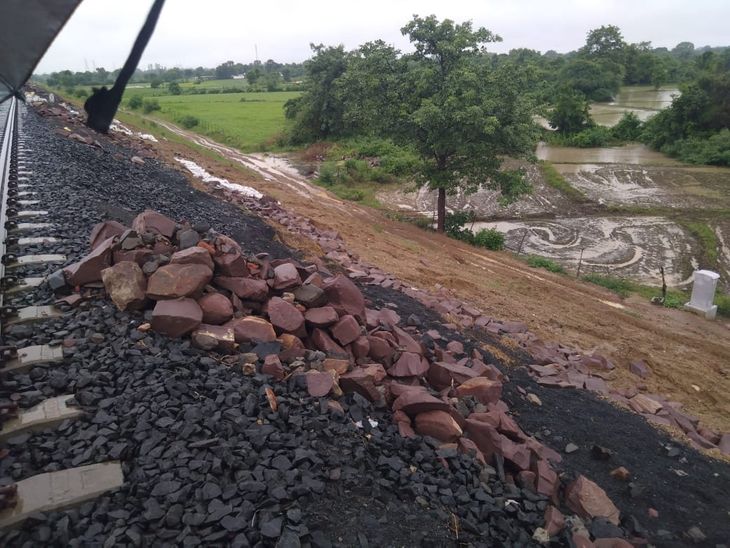 Railway track collapsed due to heavy rains reopened | तेज बारिश में ...