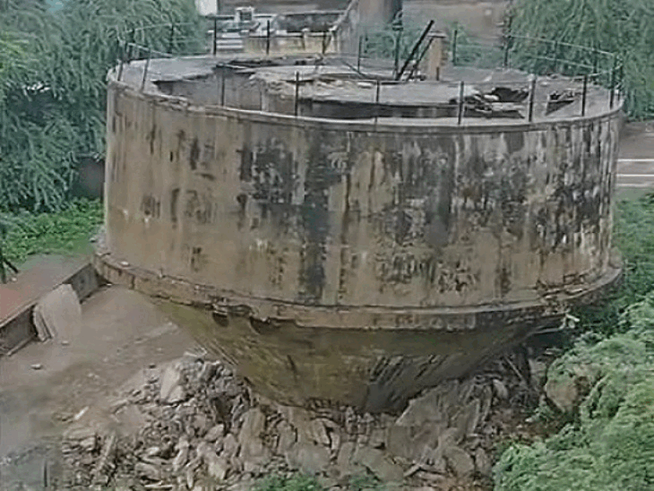 Water tank collapsed in Dausa, a major accident was averted | दौसा में ...