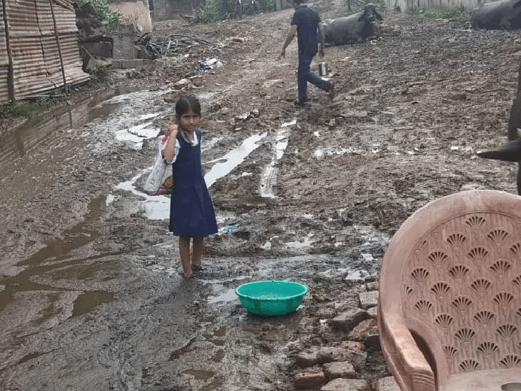 uttar pradesh prayagraj rain waterlogging mud in road school Children ...